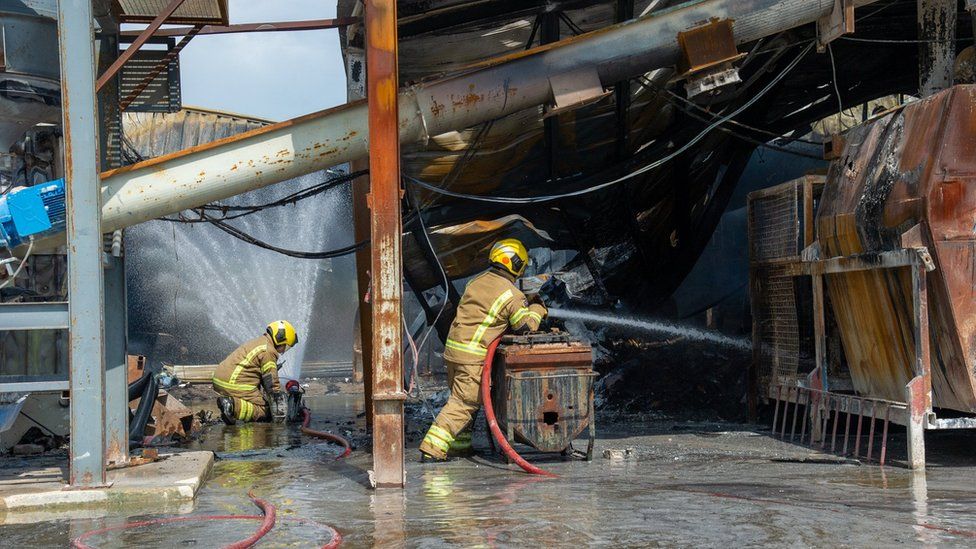 Corby fire: Industrial estate blaze partially destroys factory - BBC News