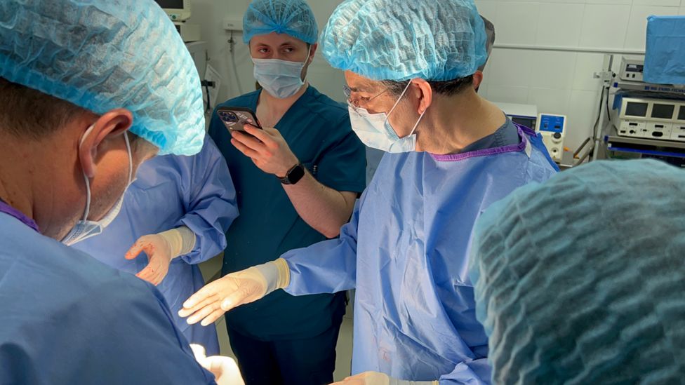 David Nott: Surgeon uses war trauma dummy to help Ukrainian doctors ...