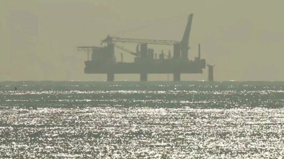 Rampion wind farm: Offshore piling work wakes residents - BBC News