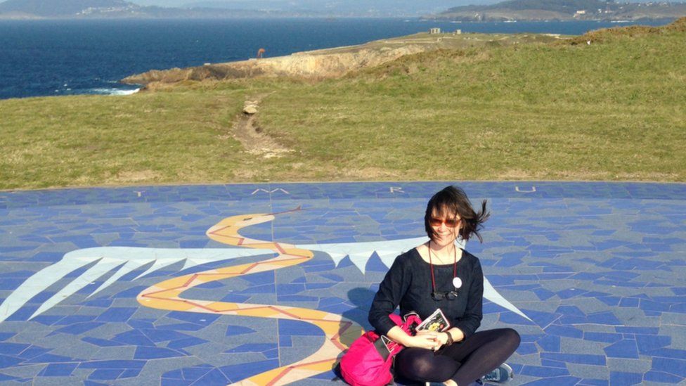 Celf yn hybu ieithoedd bach - BBC Cymru Fyw