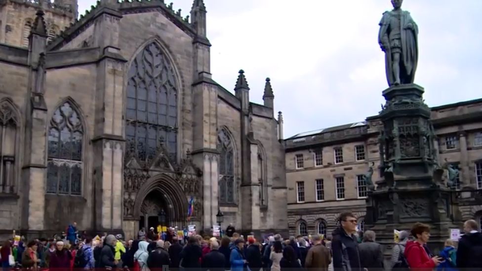 Anti-Trump protests in Glasgow and Edinburgh - BBC News