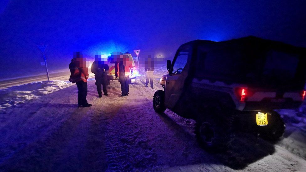 Families rescued in Peak District after getting trapped in snow - BBC News