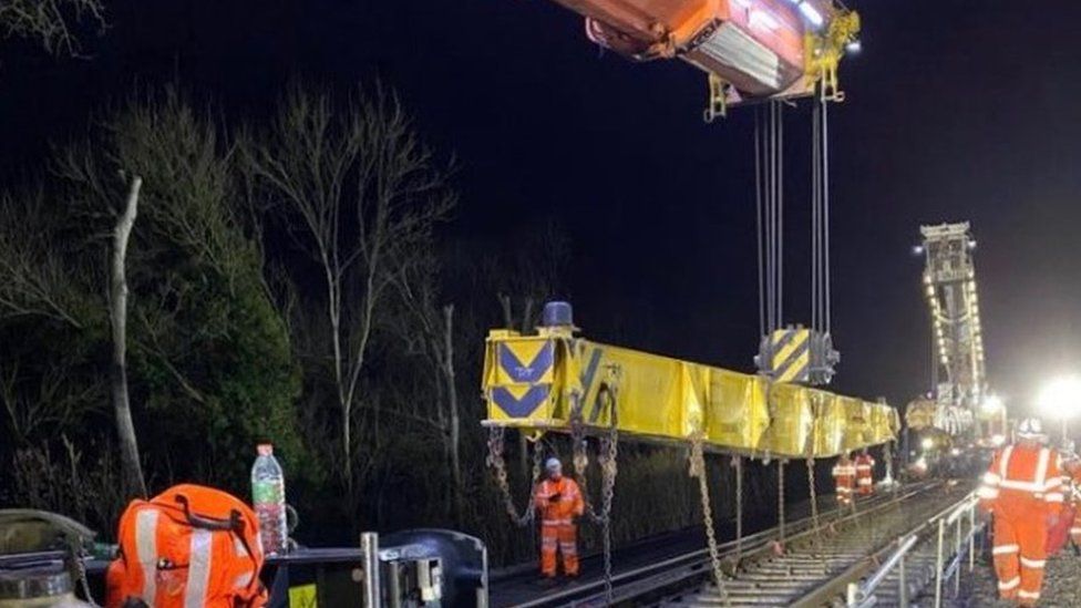 Waterloo rail disruption as major works coincide - BBC News