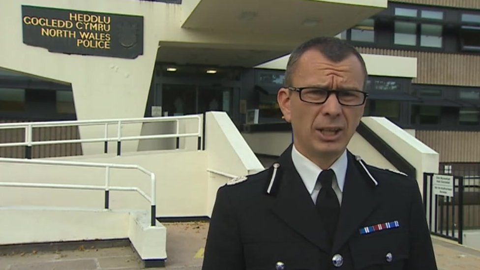 Barristers warn police over Welsh language 'obligations' - BBC News