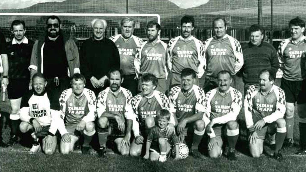 'C’mon Midffîld a Braveheart': Cofio Tarw Nefyn a thîm Nantlle Vale ...