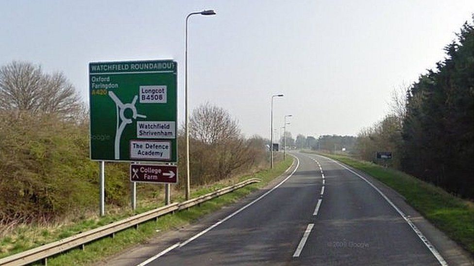 Four killed in head-on car crash in Oxfordshire - BBC News
