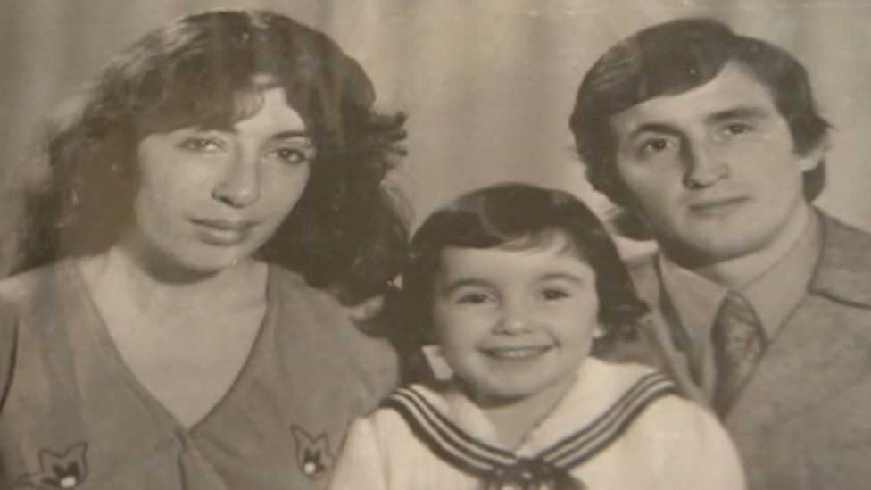 The Rugby author who helps refugees by sharing her own experience - BBC ...