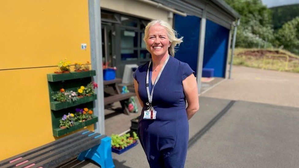 Schools: Mandatory secondary curriculum pushed back to 2023 - BBC News