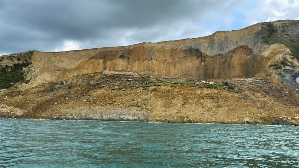 Jurassic Coast cliff falls tempt fossil hunters - BBC News