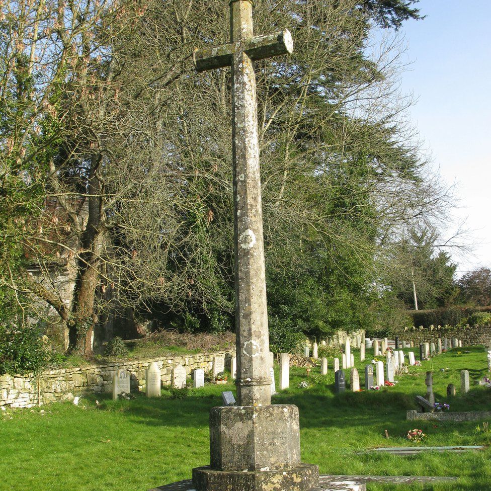 Six Wiltshire World War One memorials to be listed - BBC News