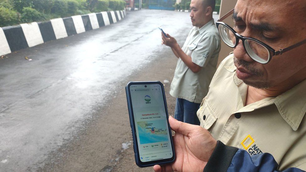 Rescue underway as earthquake hits Indonesian island of Java - BBC ...