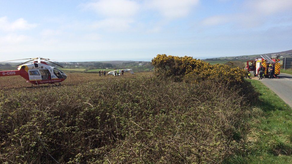 Pilot injured as plane crashes in field in Cornwall - BBC News