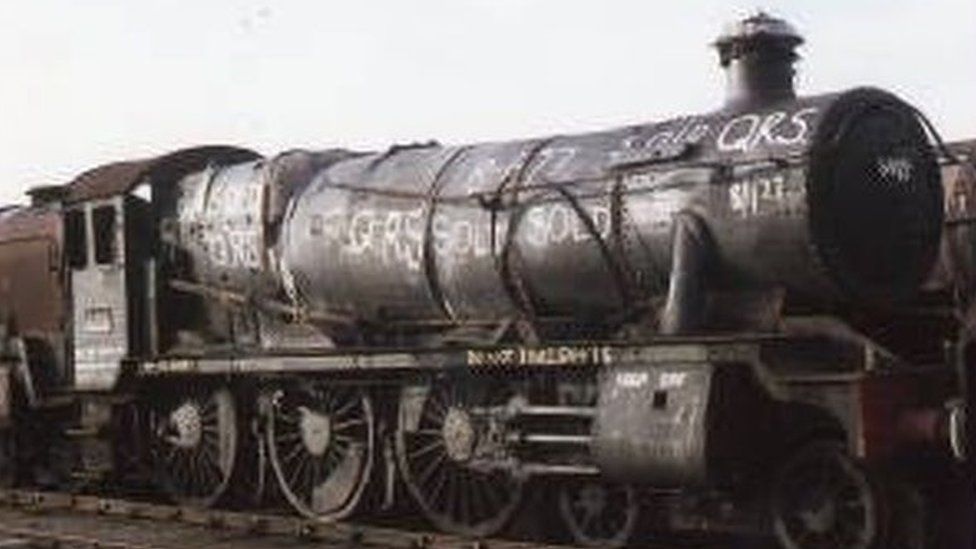 Restored Wightwick Hall locomotive to run in Bucks - BBC News