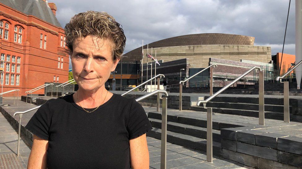 Torfeydd yn cyfarch Brenin Charles III yng Nghaerdydd - BBC Cymru Fyw