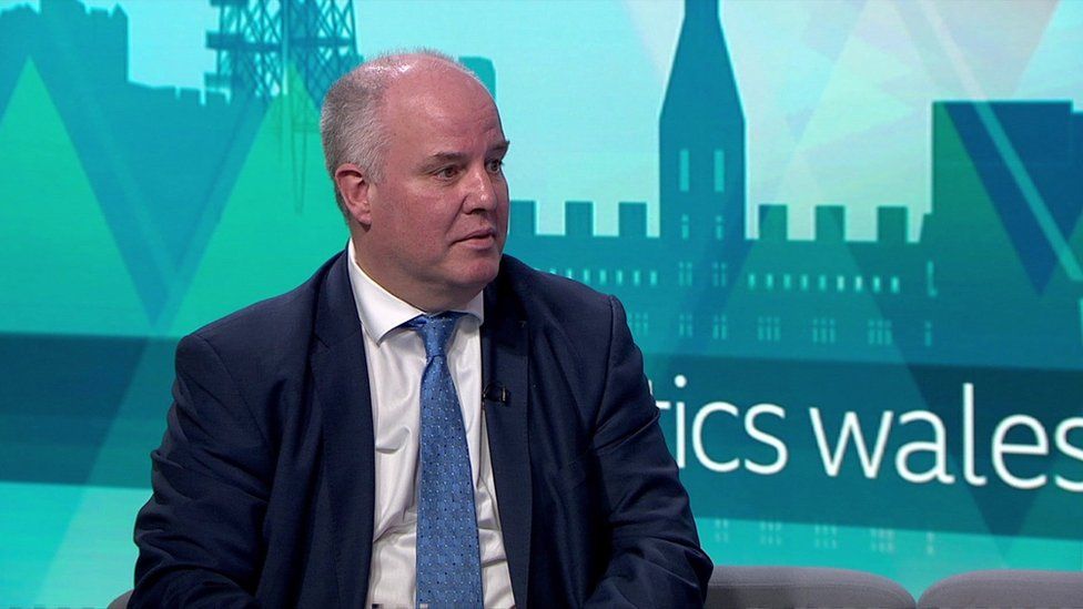 Dewisiadau 'anoddach' ar ôl codi cyflogau staff GIG - BBC Cymru Fyw