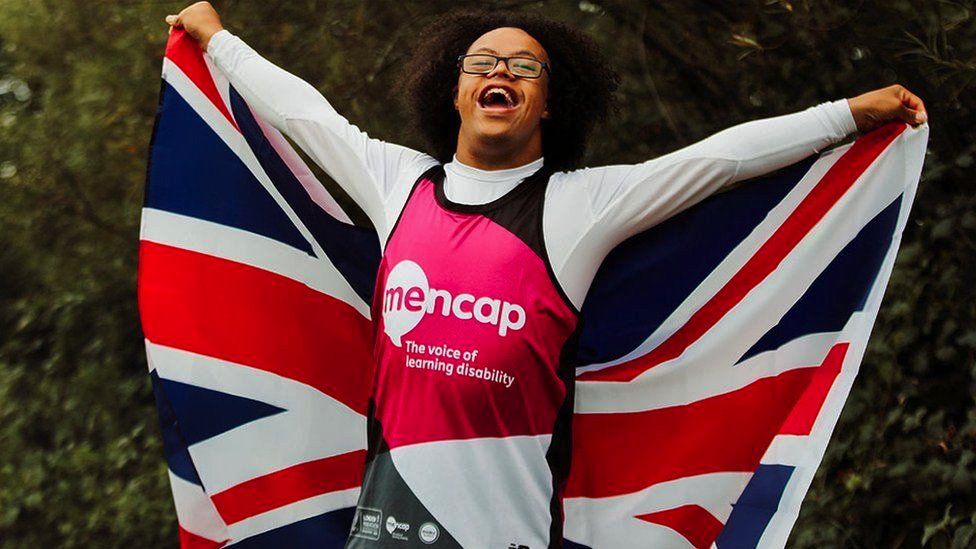 Y Cymro cyntaf gyda Syndrom Down i gwblhau Marathon Llundain - BBC ...