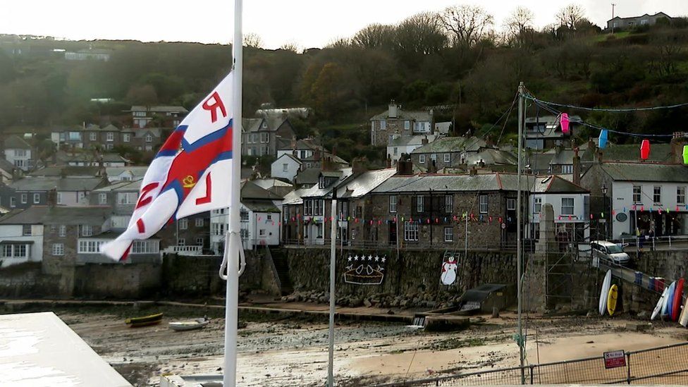 Cornwall marks 40th anniversary of Penlee lifeboat disaster - BBC News