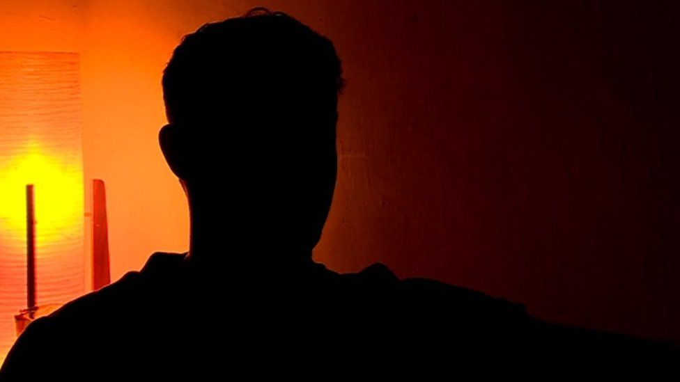 Cwmni Amazon yn 'trin gweithwyr fel robotiaid' - BBC Cymru Fyw