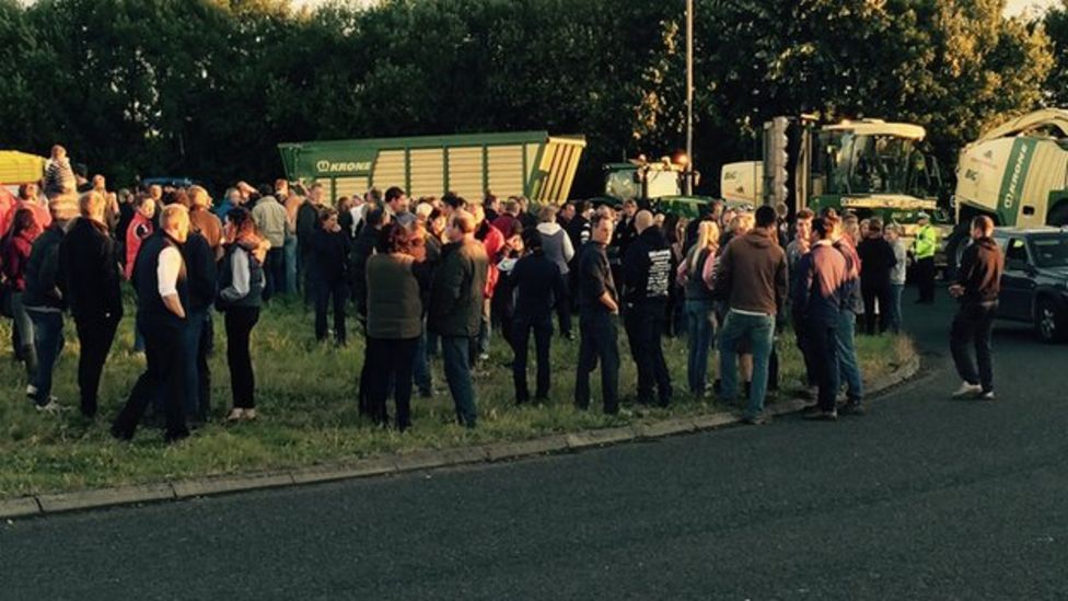 Farmers and cows in milk protest at Cheshire supermarket depot - BBC News