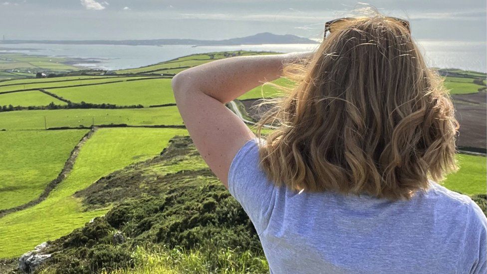 Bardd y Mis: Pum munud gyda Manon Wynn Davies - BBC Cymru Fyw