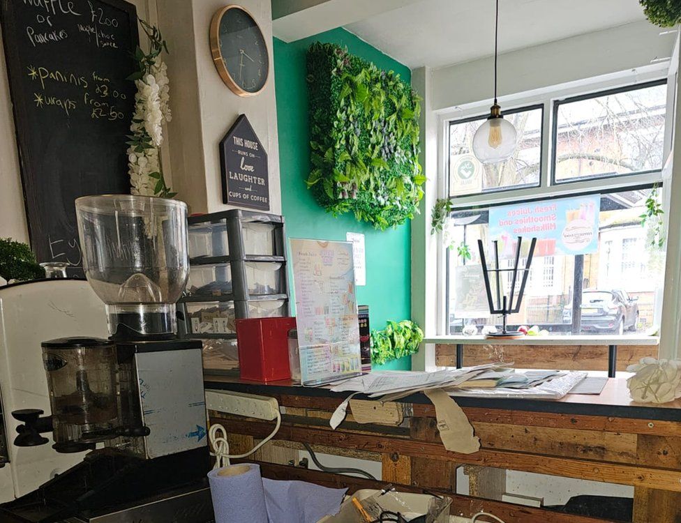 Leicester sisters set out vision for new city café - BBC News