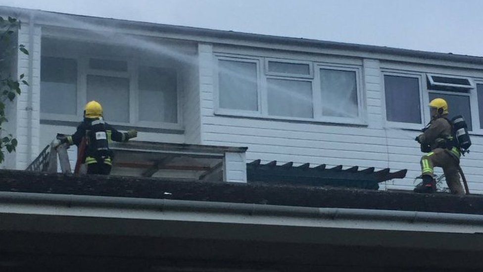 Firefighters rescue boy, 8, from Basingstoke blaze - BBC News