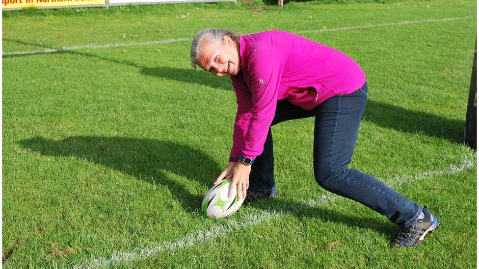 Ex-England rugby captain Gill Burns camps in bar - BBC News