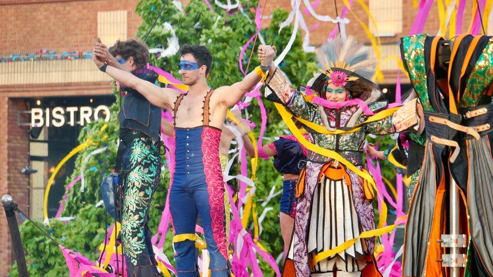 Coventry City of Culture: Aerial acrobatic show wows the crowds - BBC News
