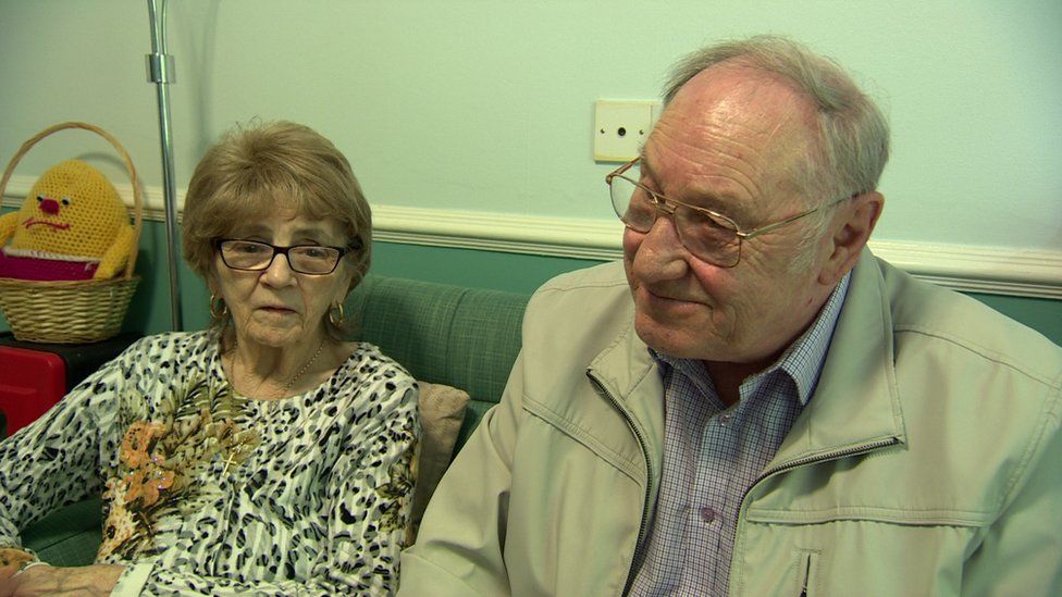 Dementia: New training gives staff sense of patients' experience - BBC News