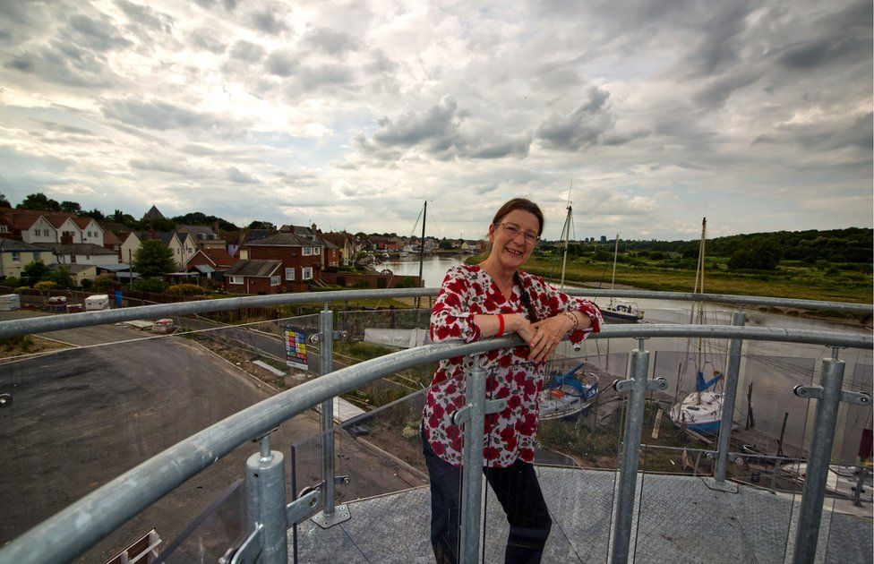 Rowhedge builds 'community' by giving their things away - BBC News