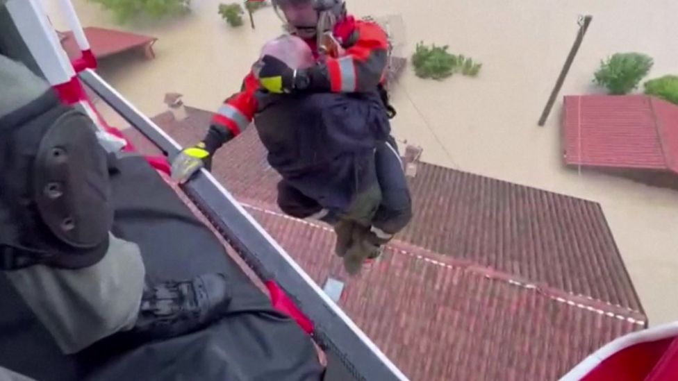Italy floods leave 13 dead and force 13,000 from their homes - BBC News