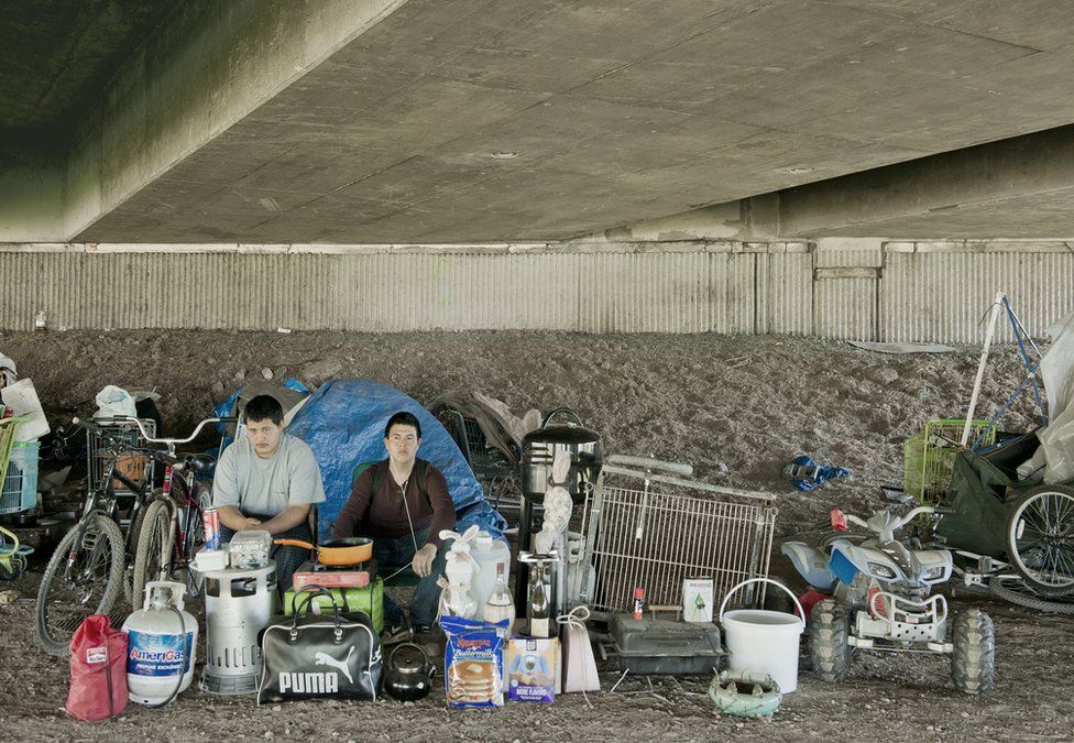 Photographing the things homeless people in California own - BBC News