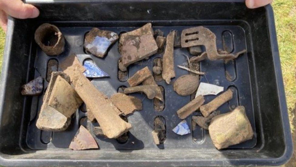Besselsleigh excavations reveal colourful history of lost manor - BBC News