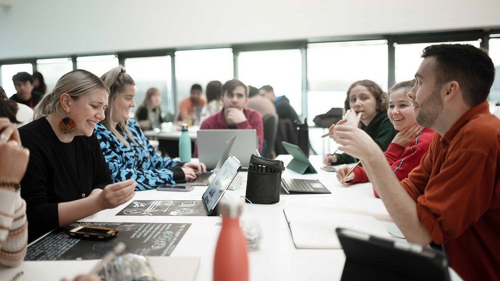 Student and James Bond car designer team up for project - BBC News