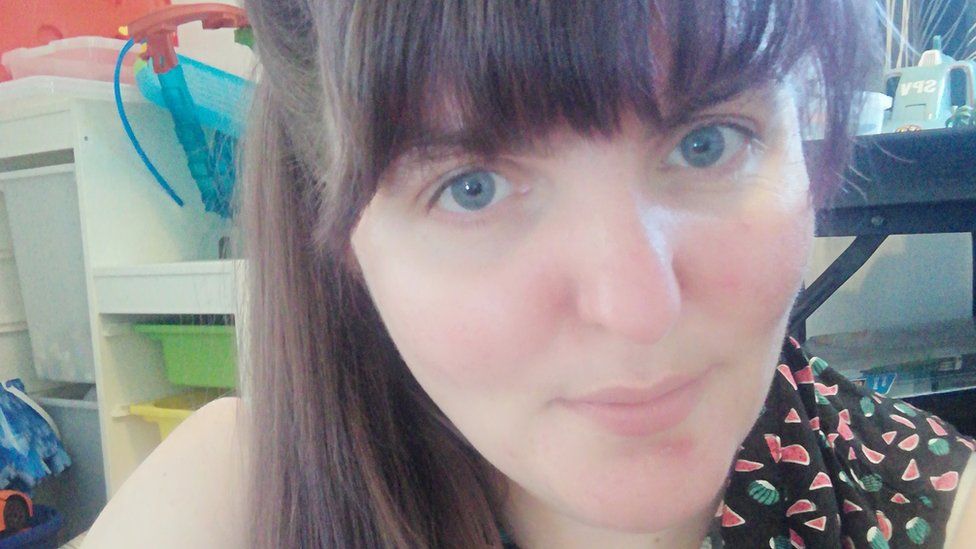 Coronavirus: Self-employed missing out on financial aid - BBC News