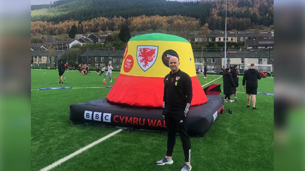 World Cup 2022: Wales' Robert Page a born leader, says coach - BBC News