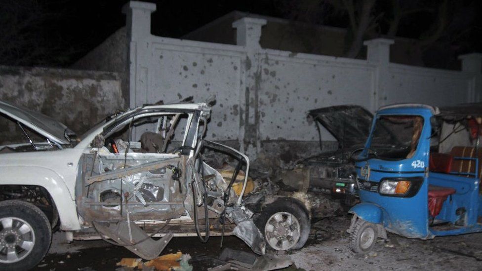 Somalia attack: Gunman storm beach restaurant in Mogadishu - BBC News