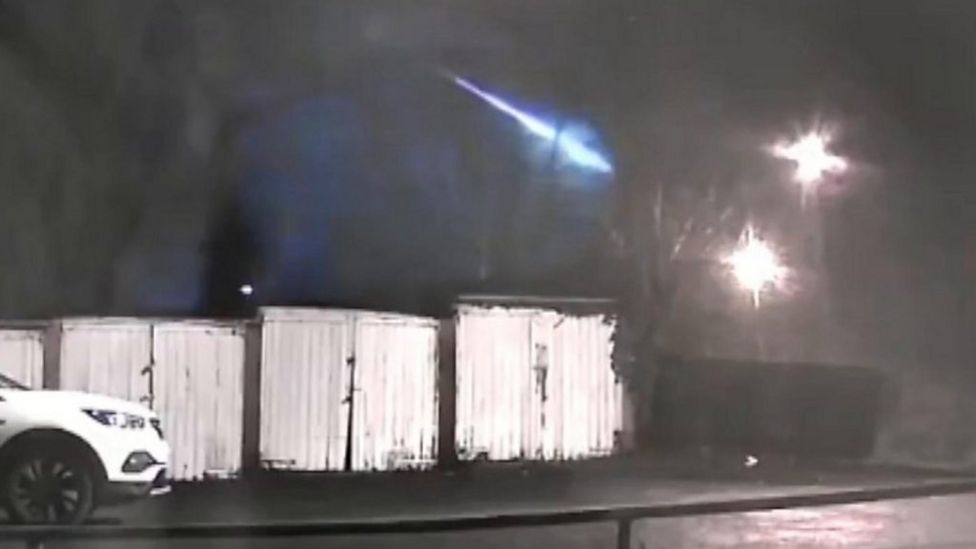 Meteor spotted over Devon caught on camera - BBC News