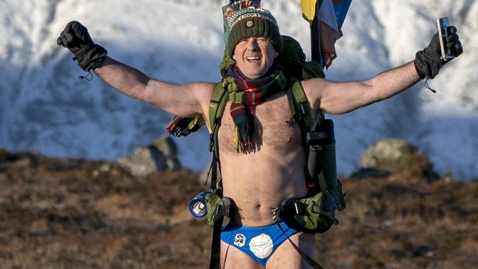 Speedo Mick reaches Land's End in final challenge across UK - BBC News