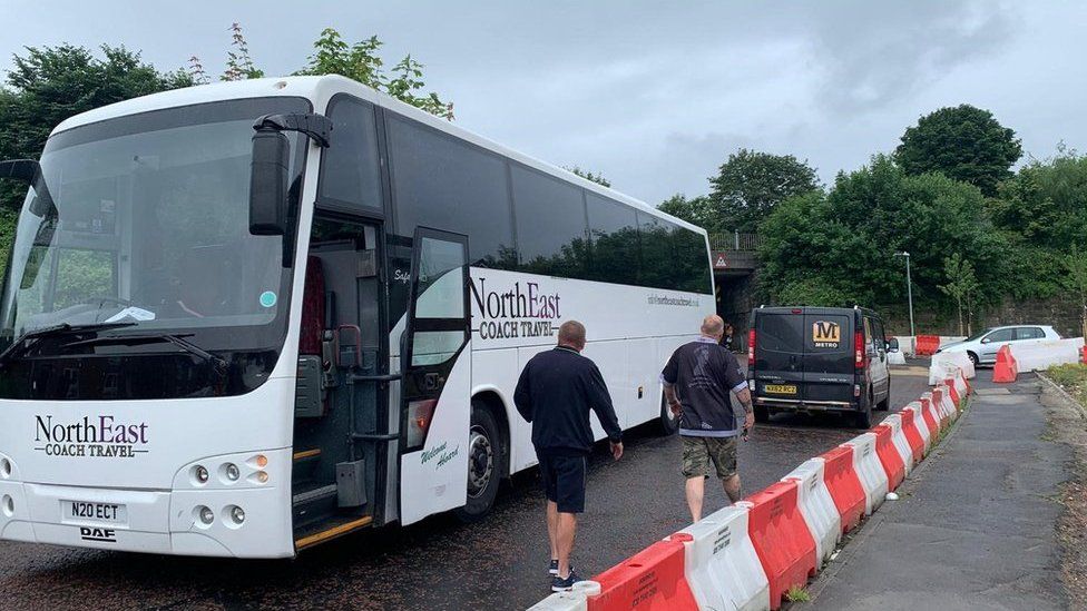 Coach carrying schoolchildren hits Gateshead bridge - BBC News