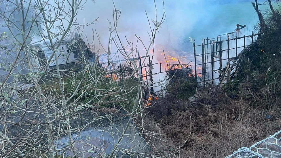 Hen glwb cymdeithasol wedi ei ddinistrio mewn tân - BBC Cymru Fyw