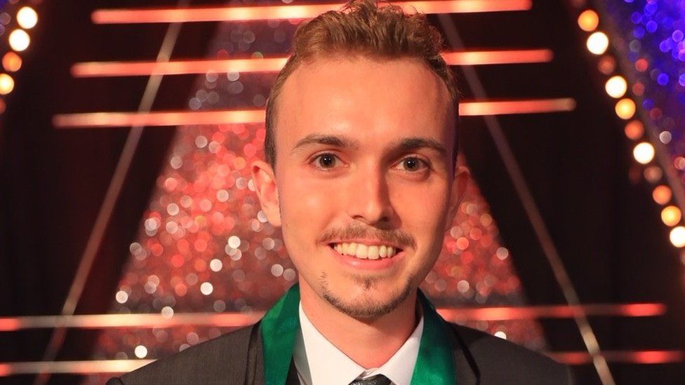 Cedron Sion from Porthmadog wins Bryn Terfel Scholarship - BBC News