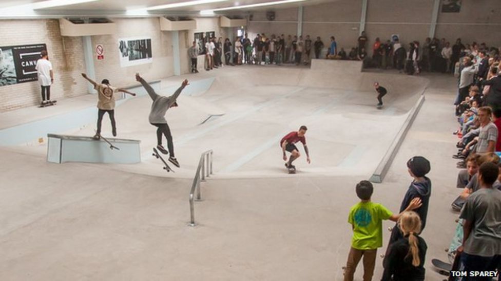 Bishopsworth pool attracts hundreds of skateboarders - BBC News