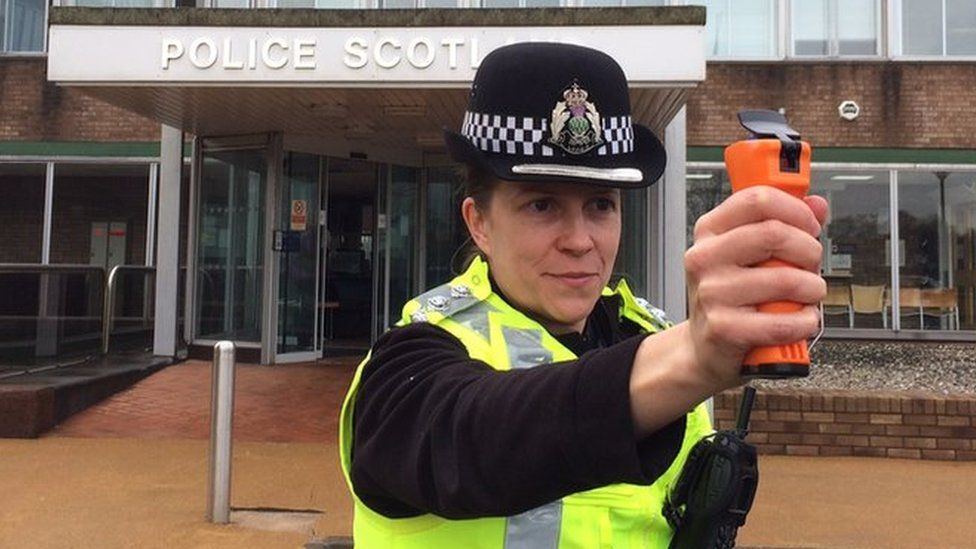 Cleveland Police to spray suspects from distance for tracing - BBC News