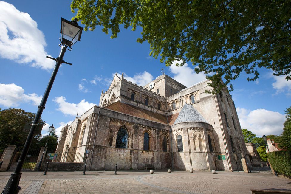 Romsey Abbey: The mystery of the hair in the coffin - BBC News