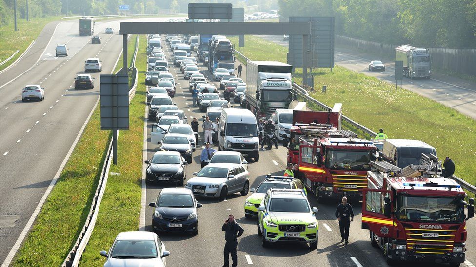 Man seriously injured in M62 crash near Liverpool - BBC News