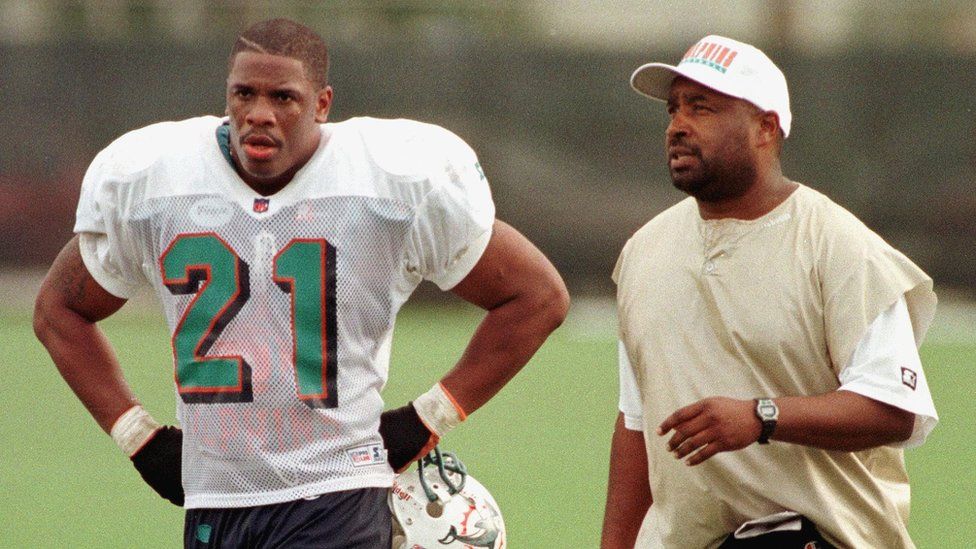 Troubled ex-NFL star Lawrence Phillips dies in prison - BBC News