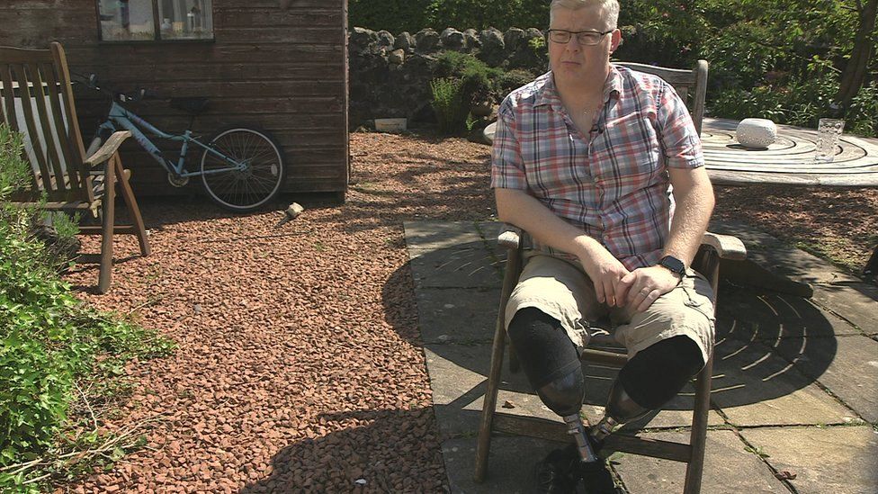 The air ambulance medic who lost both legs - BBC News