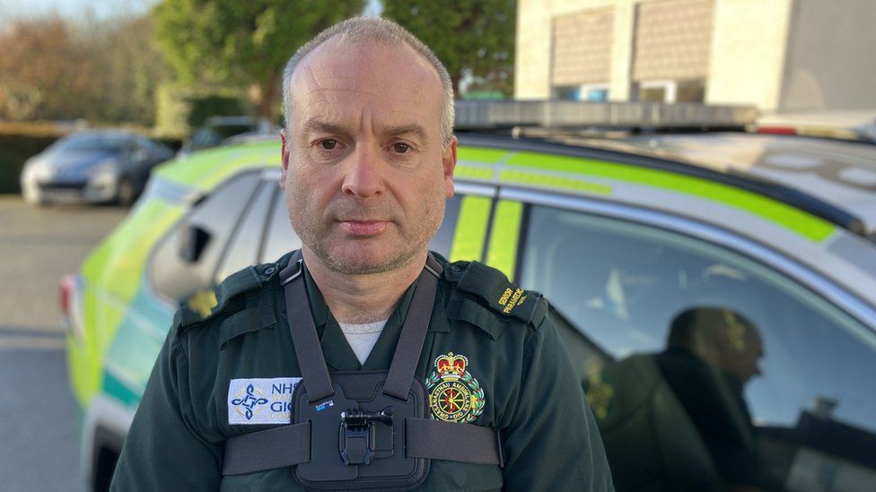 Staff ambiwlans yn defnyddio tacsis i drosglwyddo cleifion - BBC Cymru Fyw