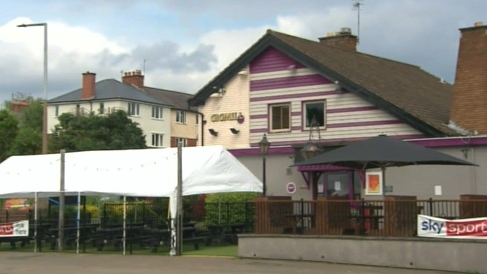 Hunt for man after four injured in Stourbridge pub attack - BBC News